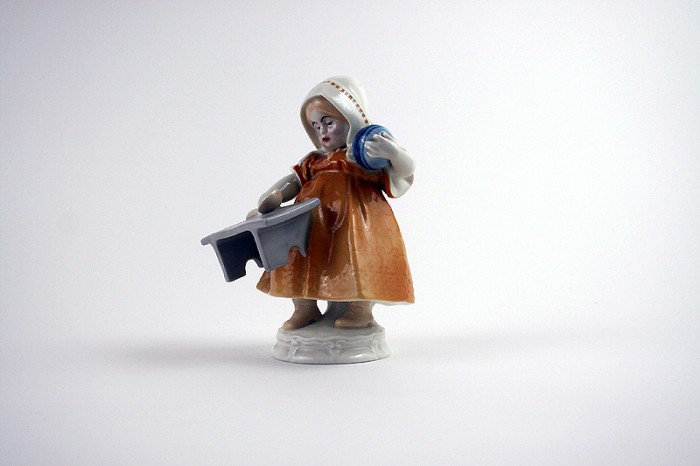 09) „Kinderfigur mit Fußbank“. KPM Berlin – Sabet Antiquitäten Berlin