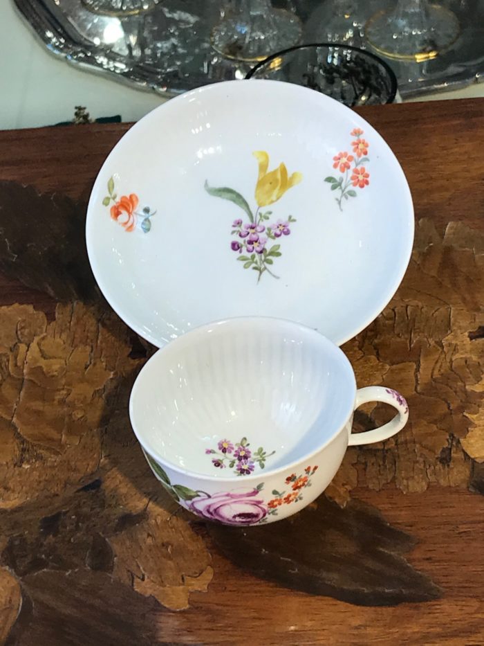572) Kleine Teetasse gebrochener Stab-Relief Blumen. Meissen 1750 - 60.